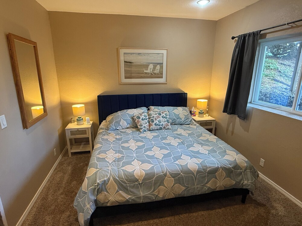 Serene 5-bedroom home; 2 living rooms, deck and views - 2 blocks to ...