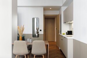 Estúdio Clássico, kitchenette | Cofre no quarto, secretária, cortinas/cortinados opacos 