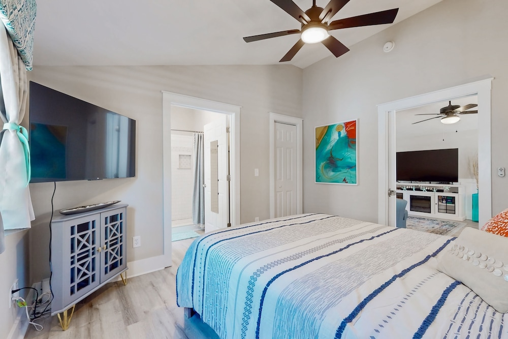 Charming Step-free Home With Hot Tub, Dog-friendly, Near Ocean In Oak Island, Nc - Oak Island, NC