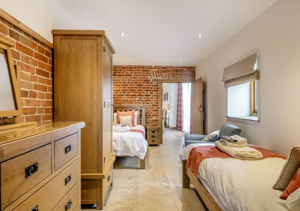 Sparks Barn - Five Bedroom House, Sleeps 10 - Cromer