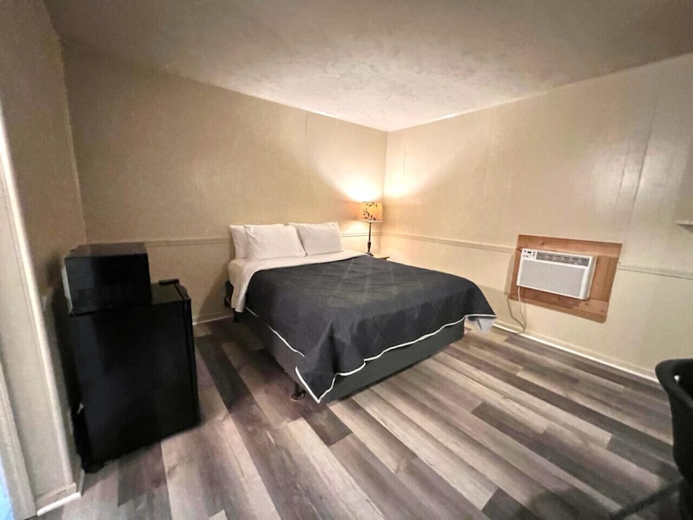 Room 26 - Standard Queen - Sleeps 2 - Harper Motel - Kansas
