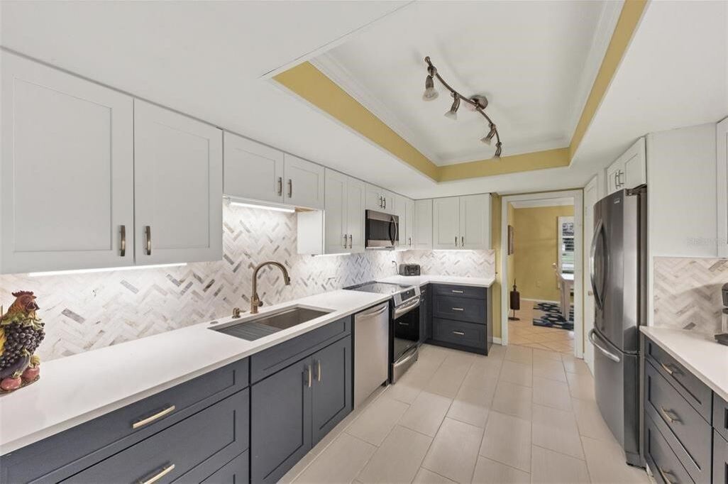 Enjoy a tropical vacation getaway in coveted Gulf Gate Woods pristine ...