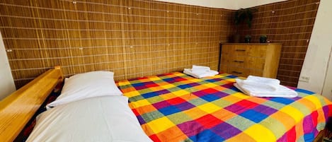 Quarto quádruplo | Camas com colchões de espuma com sistema de memória, cortinas blackout