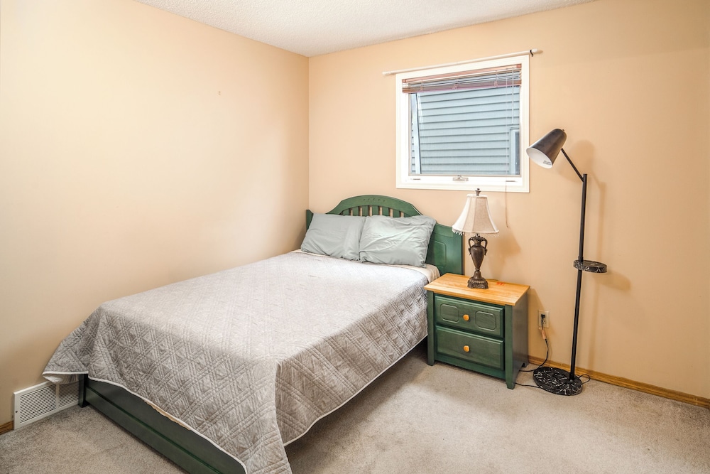 4BR2BA Suite near YYC 1 Min Walk to Bus Stop - Calgary | Vrbo