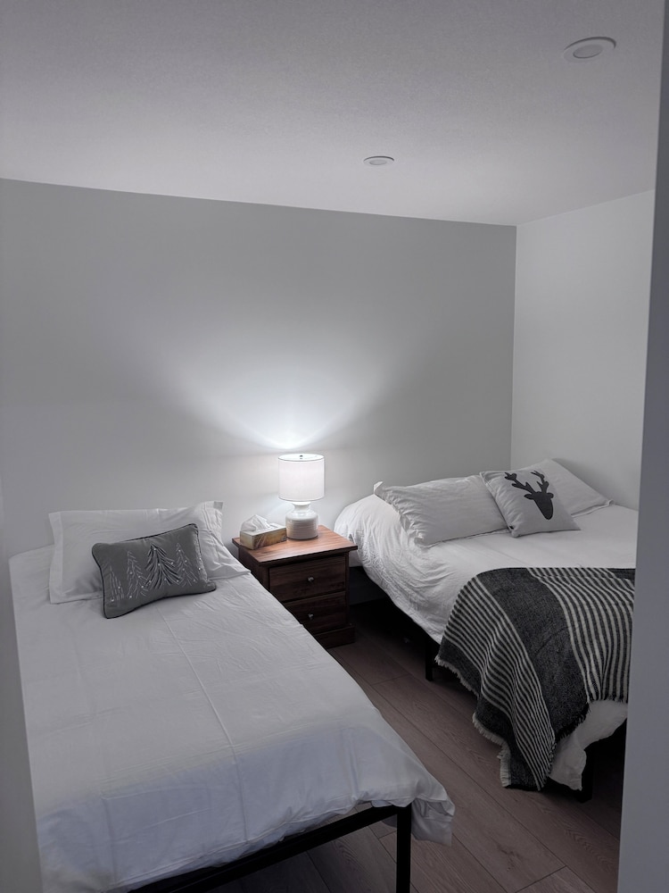 2 Bedroom Private Suite With Laundry, Large Kitchen, Storage And Pet-friendly! - 암스트롱