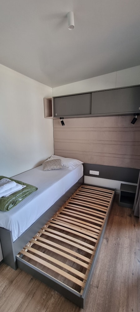 Modern, Spacious, Comfortable And Beautiful Summer House For 8 People. - Pag