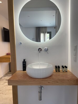 Apartamento Superior, vista para o oceano | Casa de banho | Um secador de cabelo, toalhas fornecidas, papel higiénico