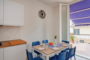Apartamento, vista para o pátio | Sala de jantar
