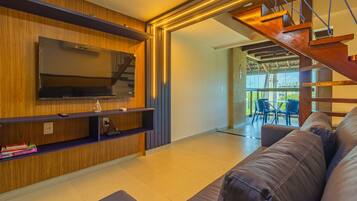Apartamento Deluxe | Sala de estar | Televisor