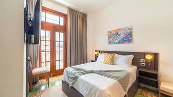 Quarto Clássico com Cama de Casal, 1 cama de casal | Cofre no quarto, secretária