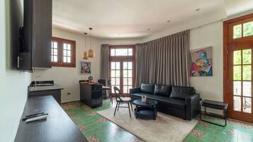 Suíte luxo, sacada, vista para a cidade | Cofres nos quartos, escrivaninha, espaço de trabalho para notebook