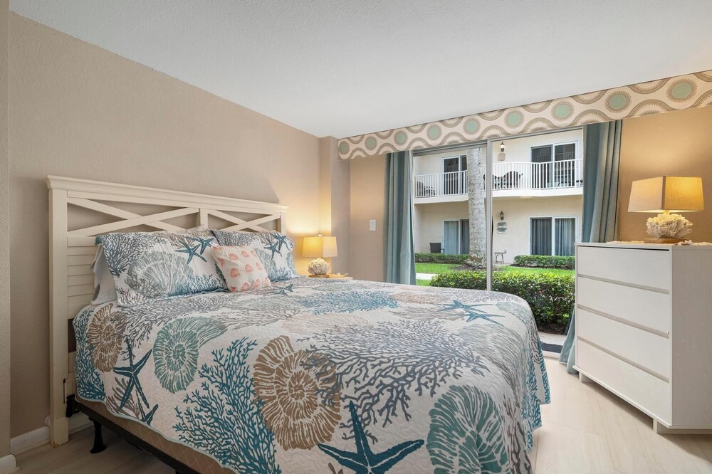 3 Bedroom 2 Bath Palm Bay club Walk out patio ground floor - Siesta Key ...