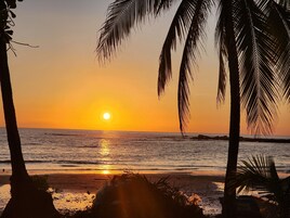 Perto da praia, praia de areia negra 