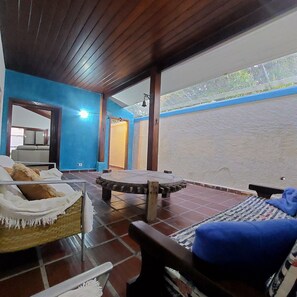 TV 32 polegadas com canais digitais, Netflix, serviços de streaming