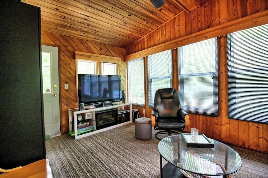 Discover Your Perfect Retreat At Evergreen Escape Cabin Rental!\n\n - Manitoba