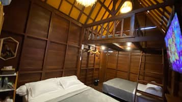 Quarto triplo família, várias camas, vista para o campo de golfe | Wi-Fi de cortesia, roupa de cama