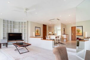 Apartamento exclusivo, sacada, vista para o campo de golfe | Área de estar | Smart TV