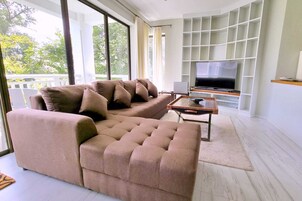 Apartamento exclusivo, sacada, vista para o campo de golfe | Área de estar | Smart TV