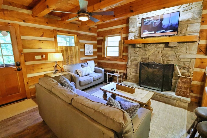 The Cove: Log Cabin! Pet Friendly! Fire Pit! - Cherokee, NC