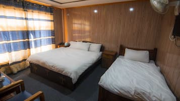 Quarto triplo standard | Escrivaninha, Wi-Fi de cortesia