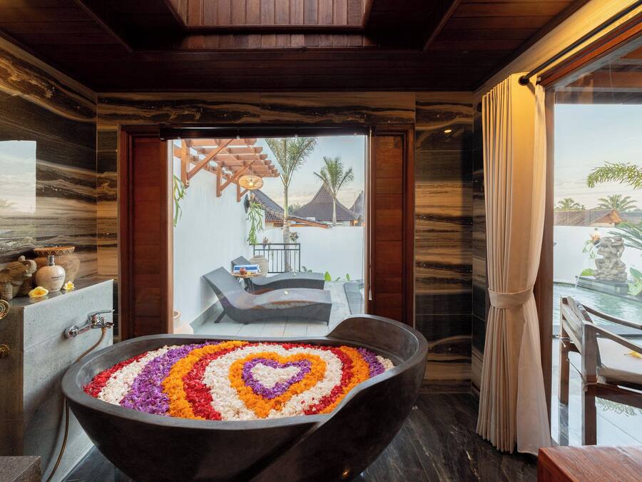 One Bedroom Suite Pool Villa | Banheiro | Banheira e chuveiro separados, produtos de toalete grátis