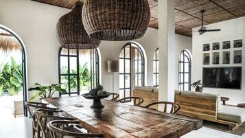 Vila família, vista para a piscina | Sala de jantar