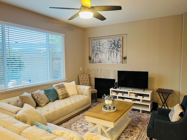 Exuberant Luxe 7-br Placid Vibe W/ Free Parking - Pittsburg, CA