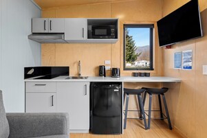 Tiny Cabin - No Ensuite | Cozinha privada | Talheres/pratos/utensílios de cozinha