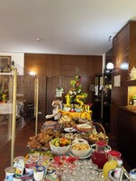 Café da manhã com buffet grátis todos os dias