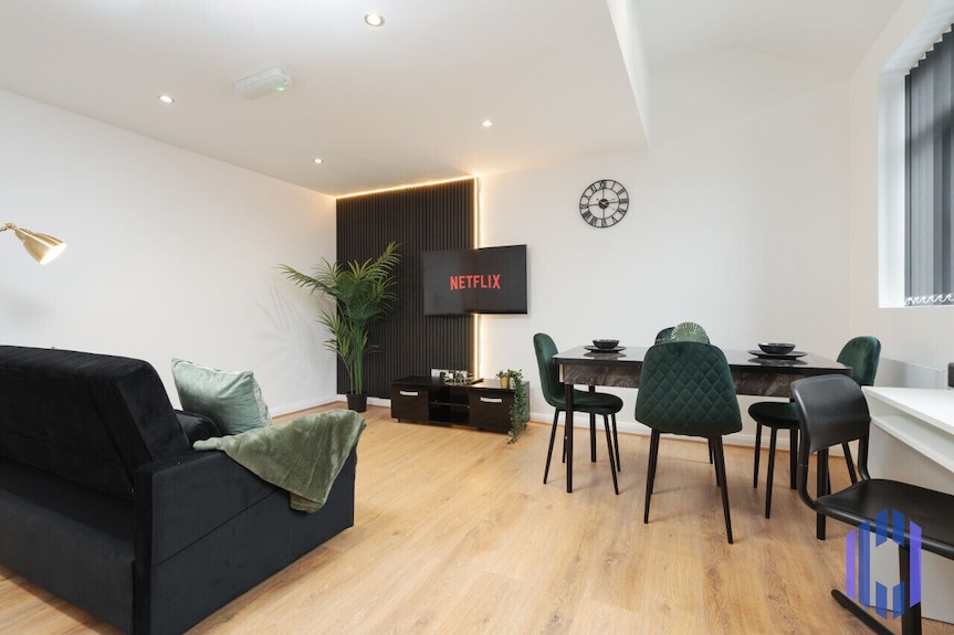 Sophisticated & Stylish Flat Nr Airport - Sleeps 9 - Altrincham