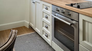 Apartamento Superior, 1 quarto | Cozinha privada | Um frigorífico, um forno, uma placa de cozinha