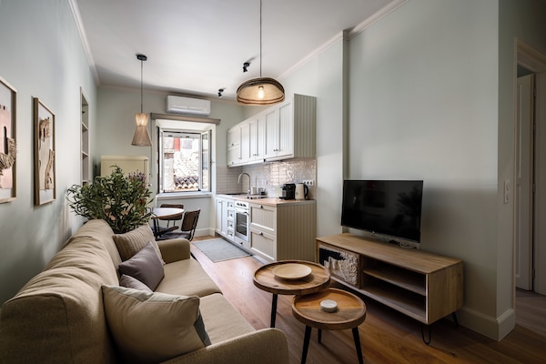 Apartamento superior, 1 quarto | Área de estar | TV de tela plana 40 polegadas com canais digitais