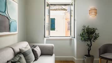 Apartamento Superior, 2 quartos, Vista para a cidade | Sala de estar | Televisor de ecrã plano de 40 polegadas com canais digitais