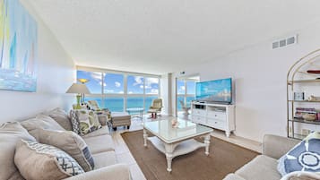 Condo família, 4 quartos, banheira, vista para a praia | Sala de estar | TV 55 polegadas com canais digitais