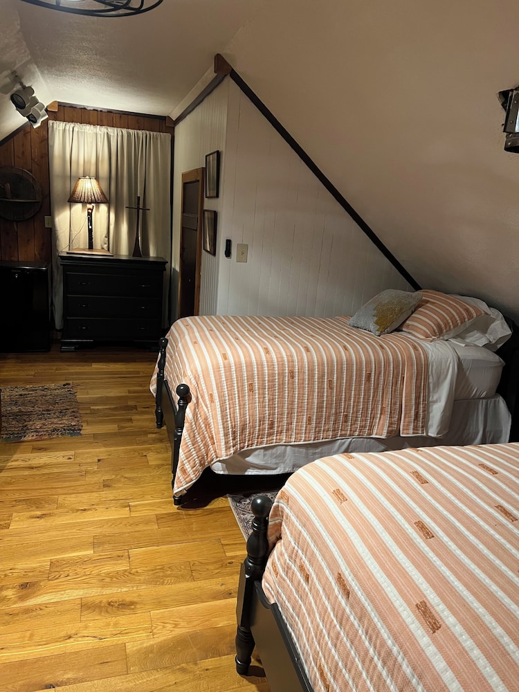 Cozy 2-bedroom Cabin In Scottsville With Creek Access, Fishing, Kayaking, - Bowling Green, KY