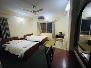 Quarto casal luxo, vista para a montanha | Escrivaninha, espaço de trabalho para notebook, Wi-Fi de cortesia