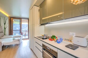 Um frigorífico, um micro-ondas, um forno, uma placa de cozinha 