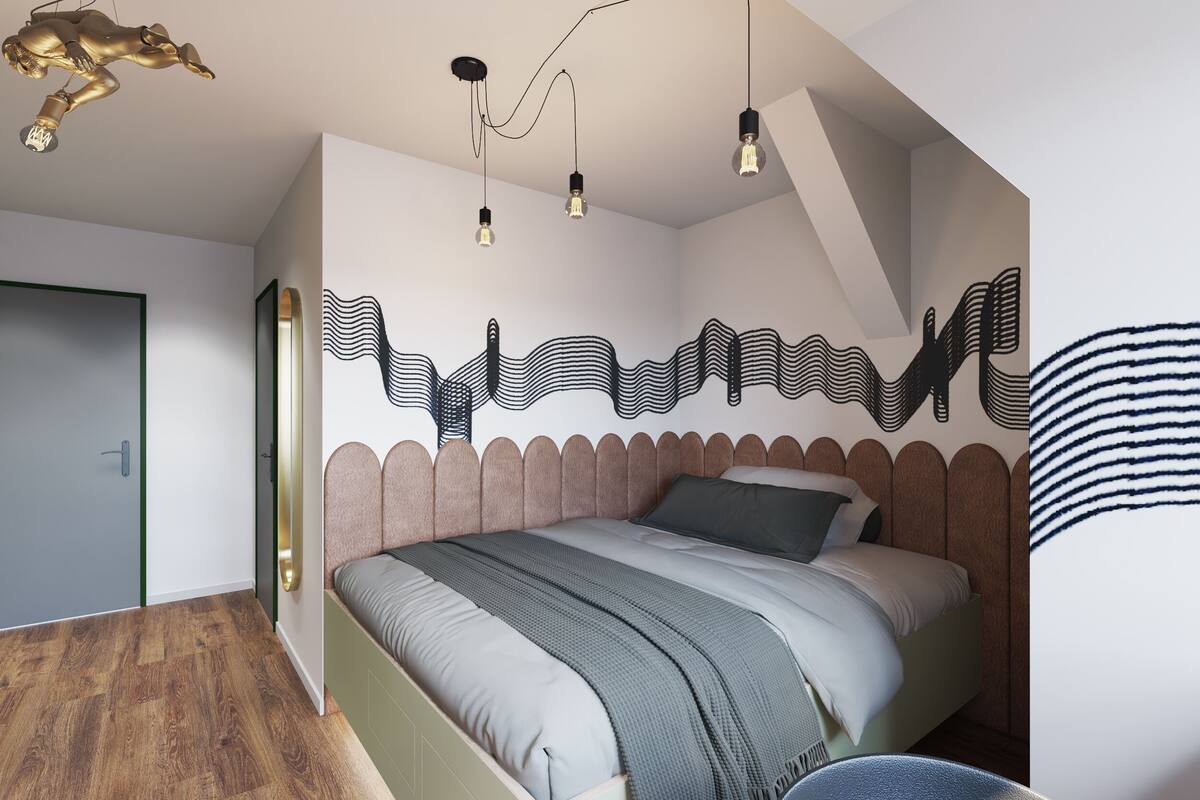Quarto com cama, design único de arte na parede e luminária no teto.
