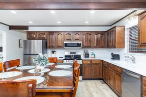 Casa, 3 quartos | Cozinha privada | Geladeira, cafeteira/chaleira, torradeira