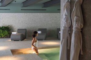 Sauna, banheira de hidromassagem, 1 sala de tratamento