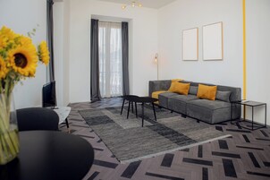 Quarto quádruplo família, vista para a cidade | Área de estar