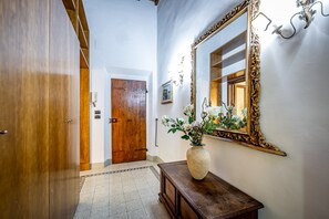 Apartamento, varanda, vista para o jardim | Sala de estar | Televisor de ecrã plano de 42 polegadas com canais digitais 