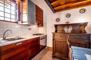 Apartamento, varanda, vista para o jardim | Cozinha privada | Um frigorífico, um forno, uma placa de cozinha 