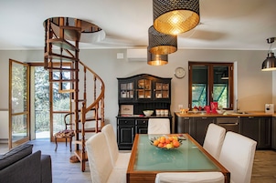 Apartamento | Cozinha privada | Uma cafeteira/bule, um frigorífico, um forno