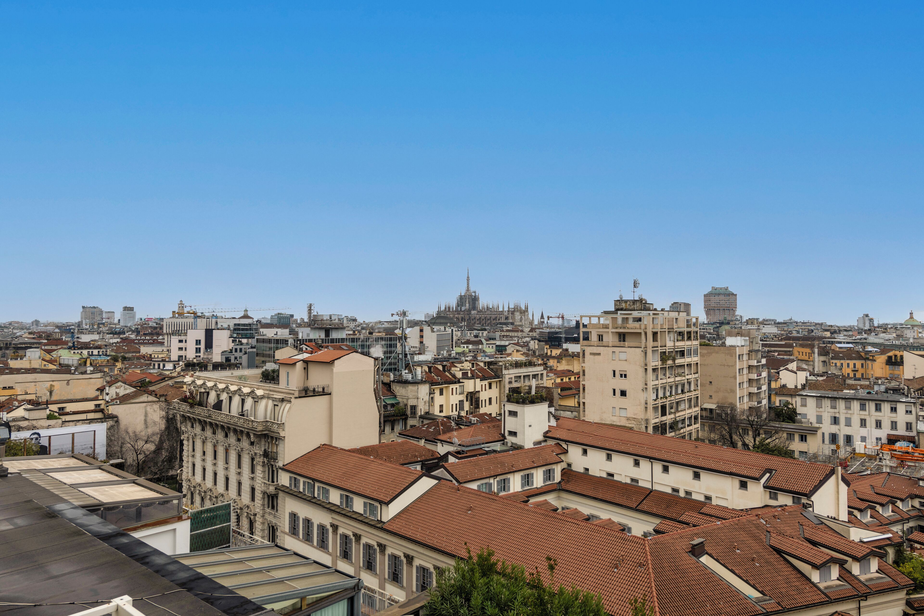 Paisagem urbana com diversos estilos de construção, incluindo arquitetura histórica e moderna.