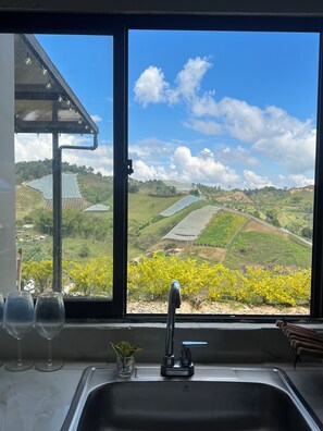 Villa Familiar | Cozinha privada | Um frigorífico/congelador grande, uma placa de cozinha