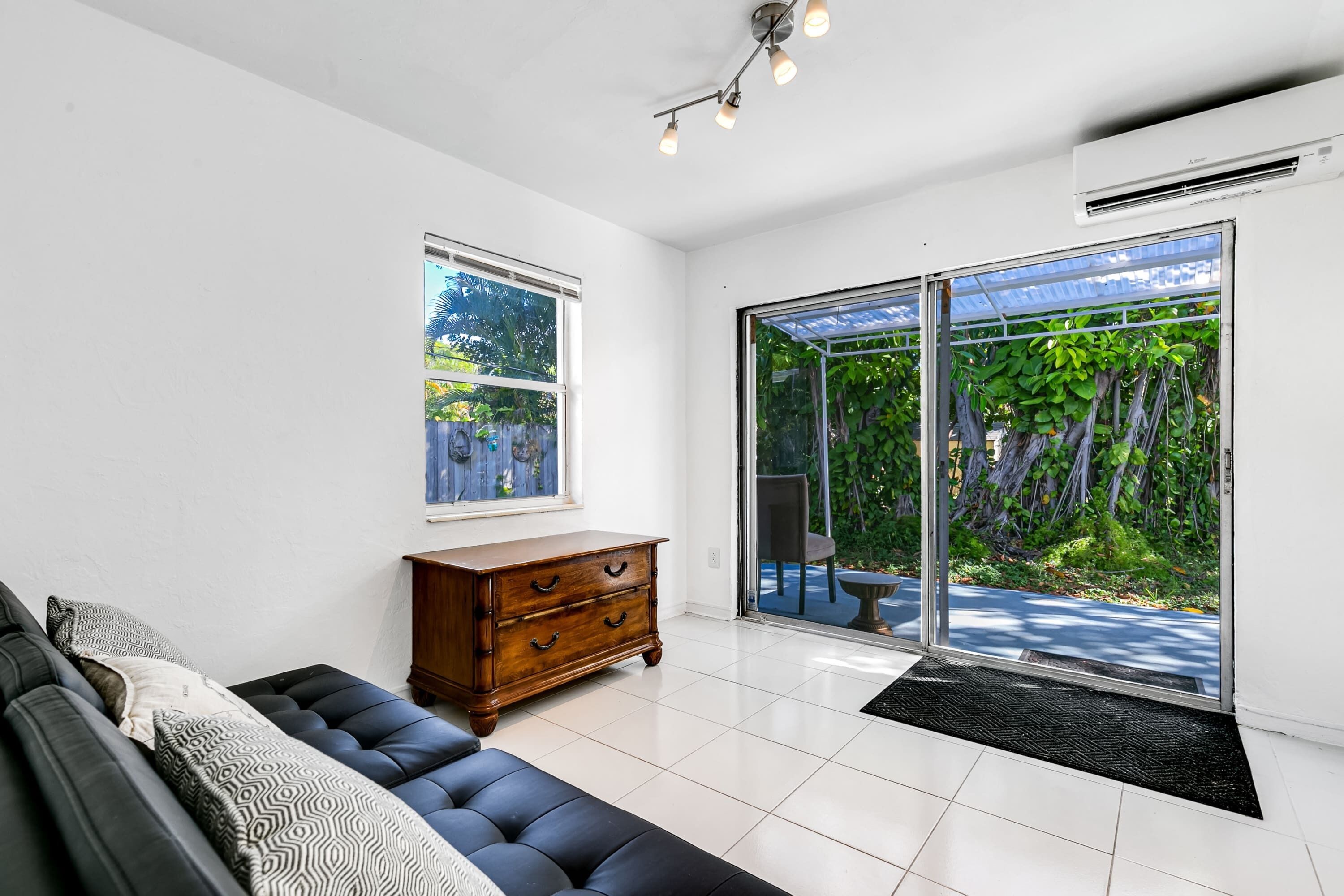 Bungalow With Large Backyard, 5 Min From Beach - Pompano Beach, FL