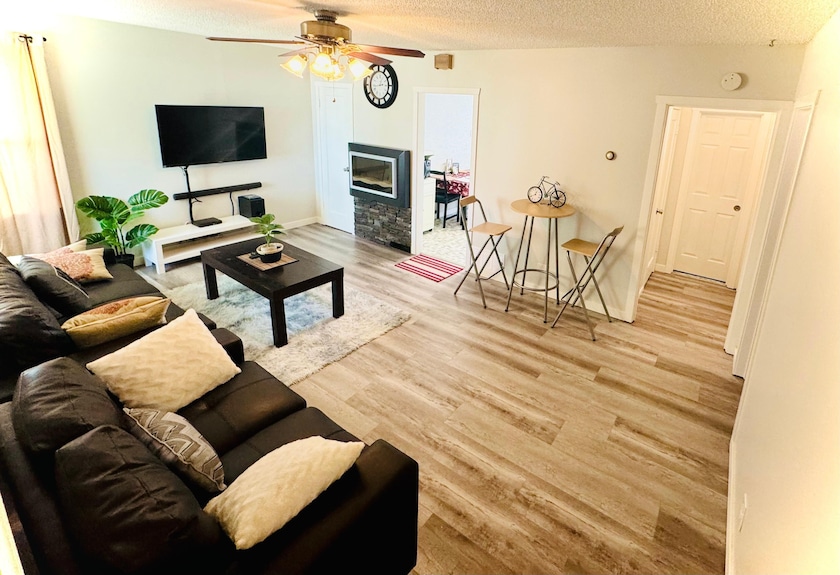 Beautiful House//self Check In//7 Mins To Yeg Airport//nature Walk - Alberta