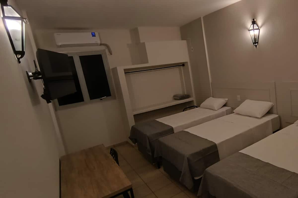 Quarto standard, 3 camas de solteiro | Wi-Fi de cortesia