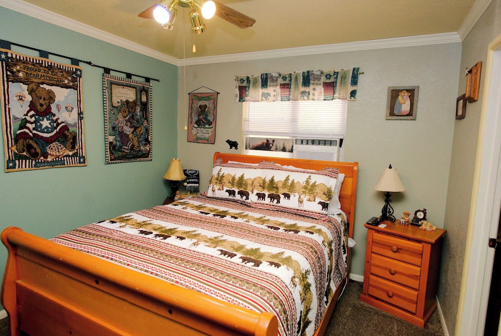 Lake House Getaway - 2 Bedroom Home In Peaceful Crestline With Wifi Ac And More! - San Bernardino, CA